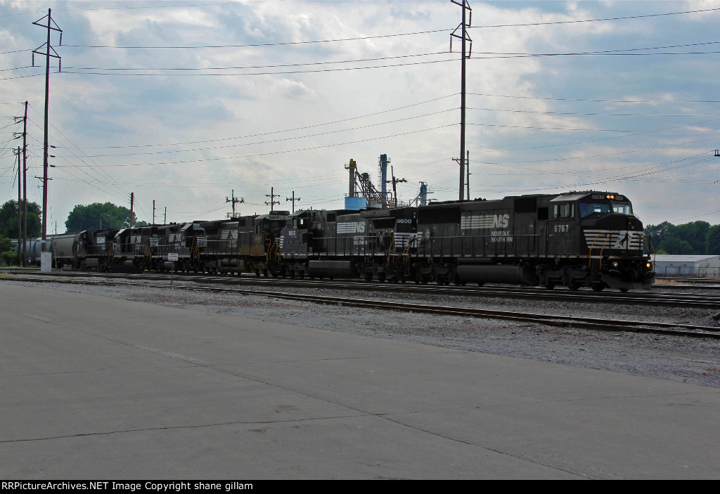 NS 6767 Leads a Nb freight with big Power!!!
